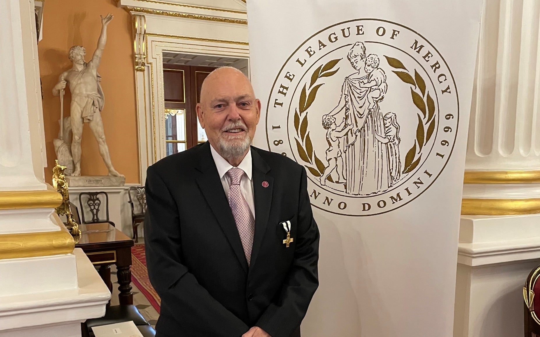 Volunteer wins prestigious award - Havens Hospices